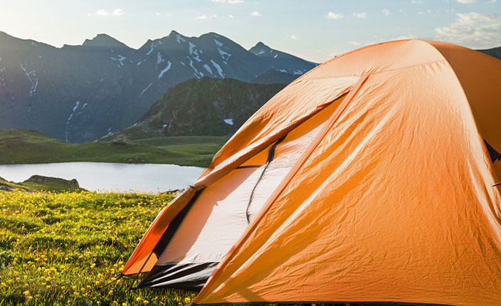 Campen: Ausrüstung und Outdoor-Abenteuer